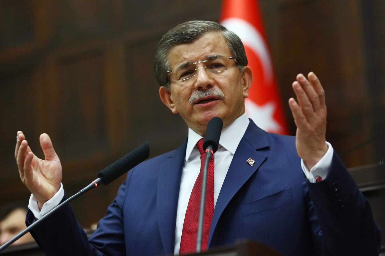Premier Davutoglu stopt als partijleider na machtsstrijd | Foto ...