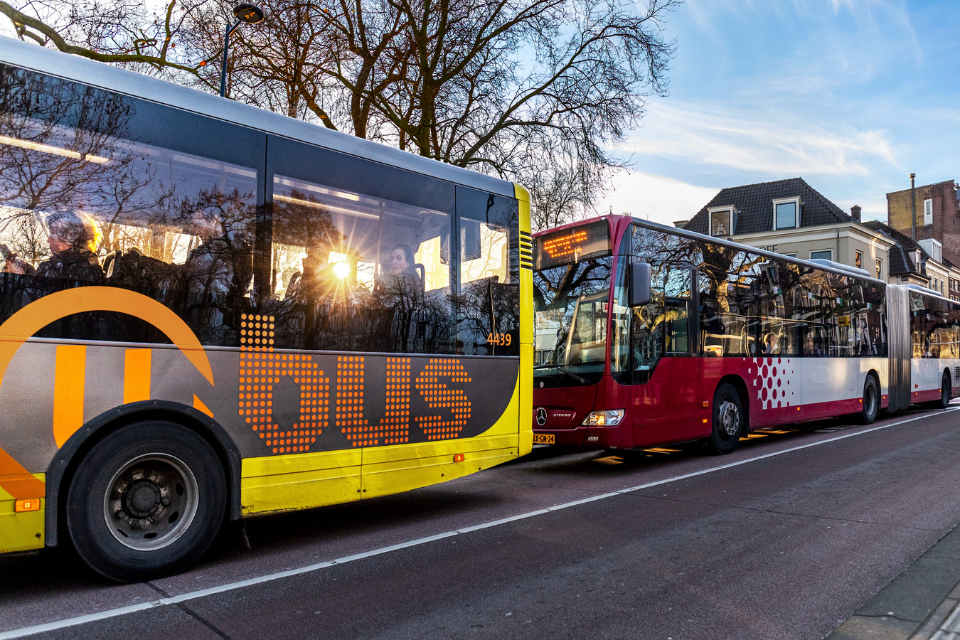 Utrecht zet oude vieze bussen in en moet nog maanden wachten op ...