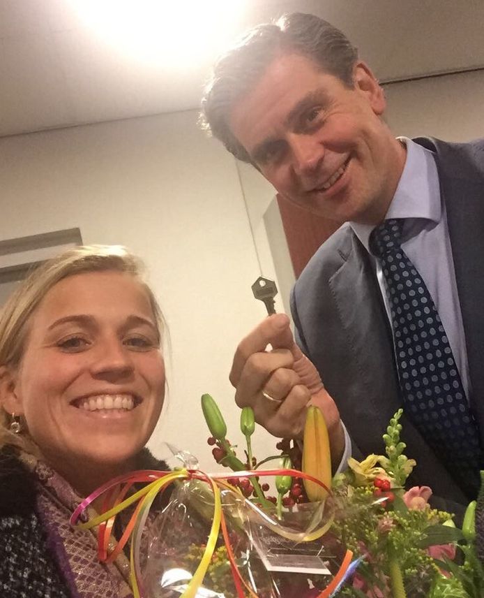 Glunderende Wouter Kolff toont trots sleutel nieuwe huis in Dordt ...