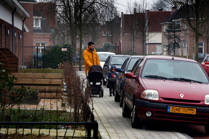 'Parkeer met twee wielen zover mogelijk op de stoep' | Rivierenland | AD.nl