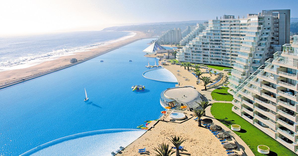 Duik in het grootste zwembad ter wereld | De Krant | HLN