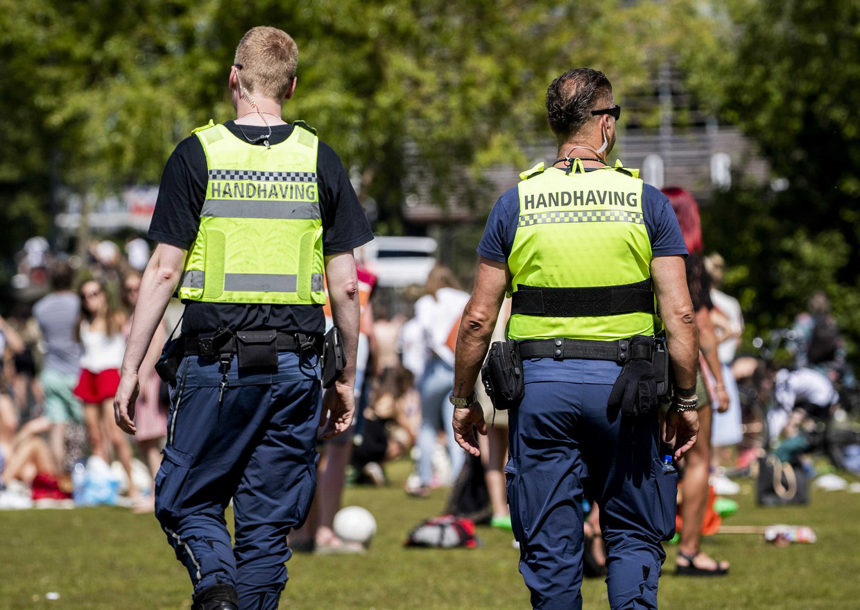 Handhavers zeggen vertrouwen in de directie op | Het Parool