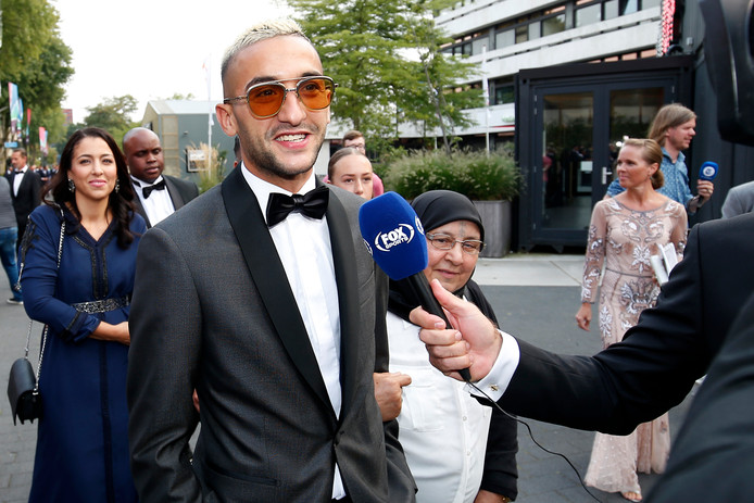 Ziyech verschijnt met moeder bij voetbalgala | Nederlands voetbal | AD.nl