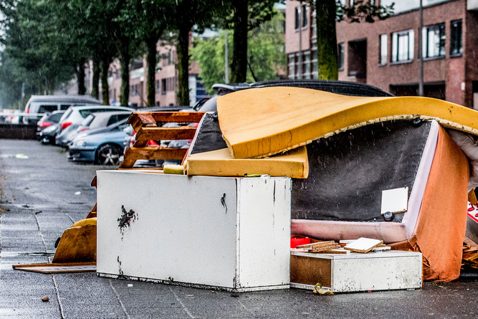 Extra handhavers voor dumpen afval bij ondergrondse containers ...