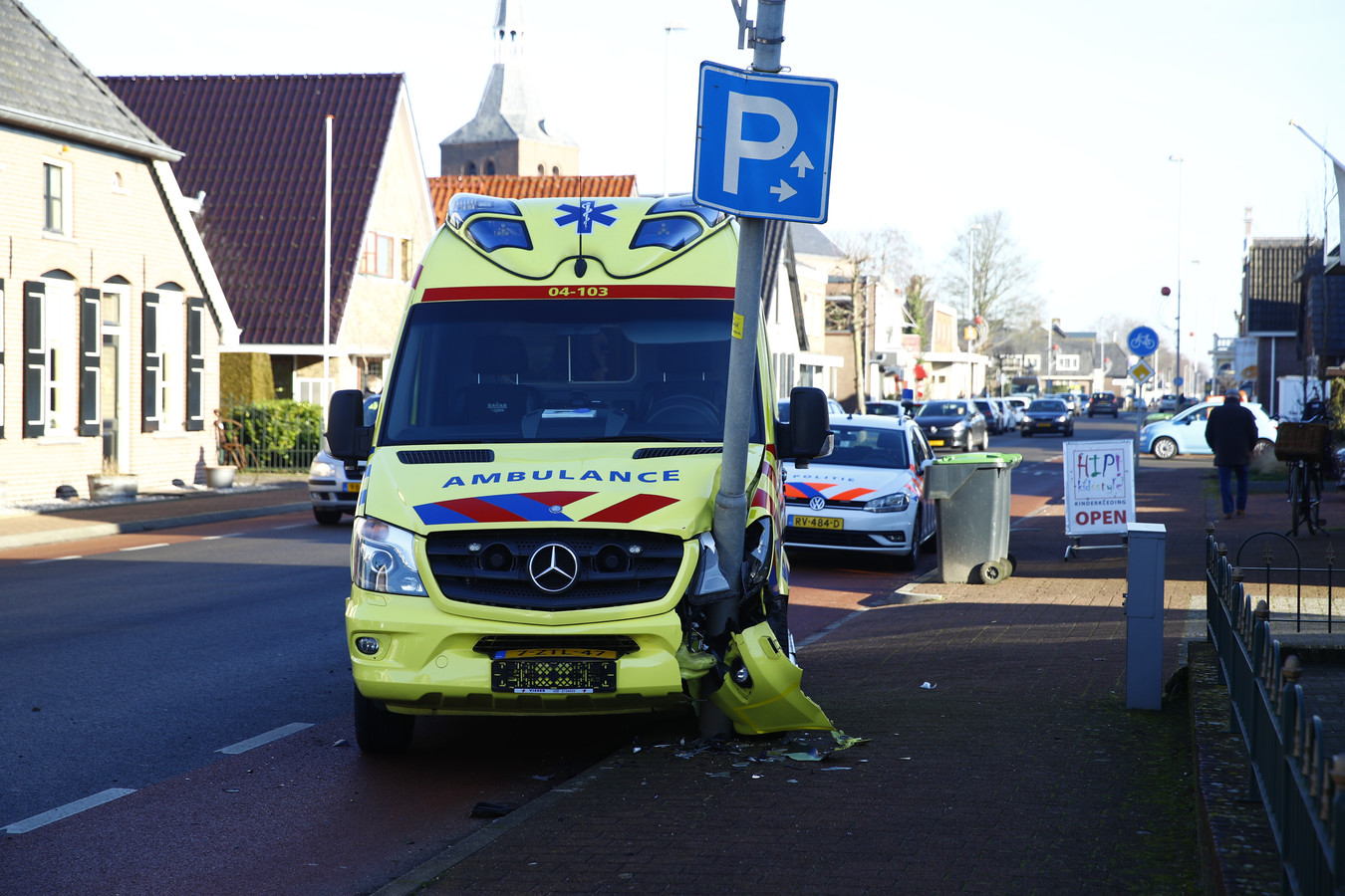 Ambulance onderweg naar reanimatie in Oldebroek krijgt zelf ongeluk ... Ambulance onderweg naar reanimatie in Oldebroek krijgt zelf ongeluk ...