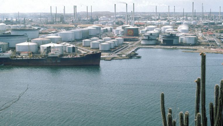 Curaçao wil 100-jarige raffinaderij behouden | Het Parool