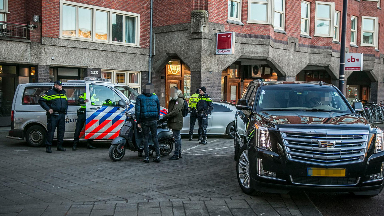 Dure auto's, sterke verhalen: wie zit met wie in de auto? | Het Parool