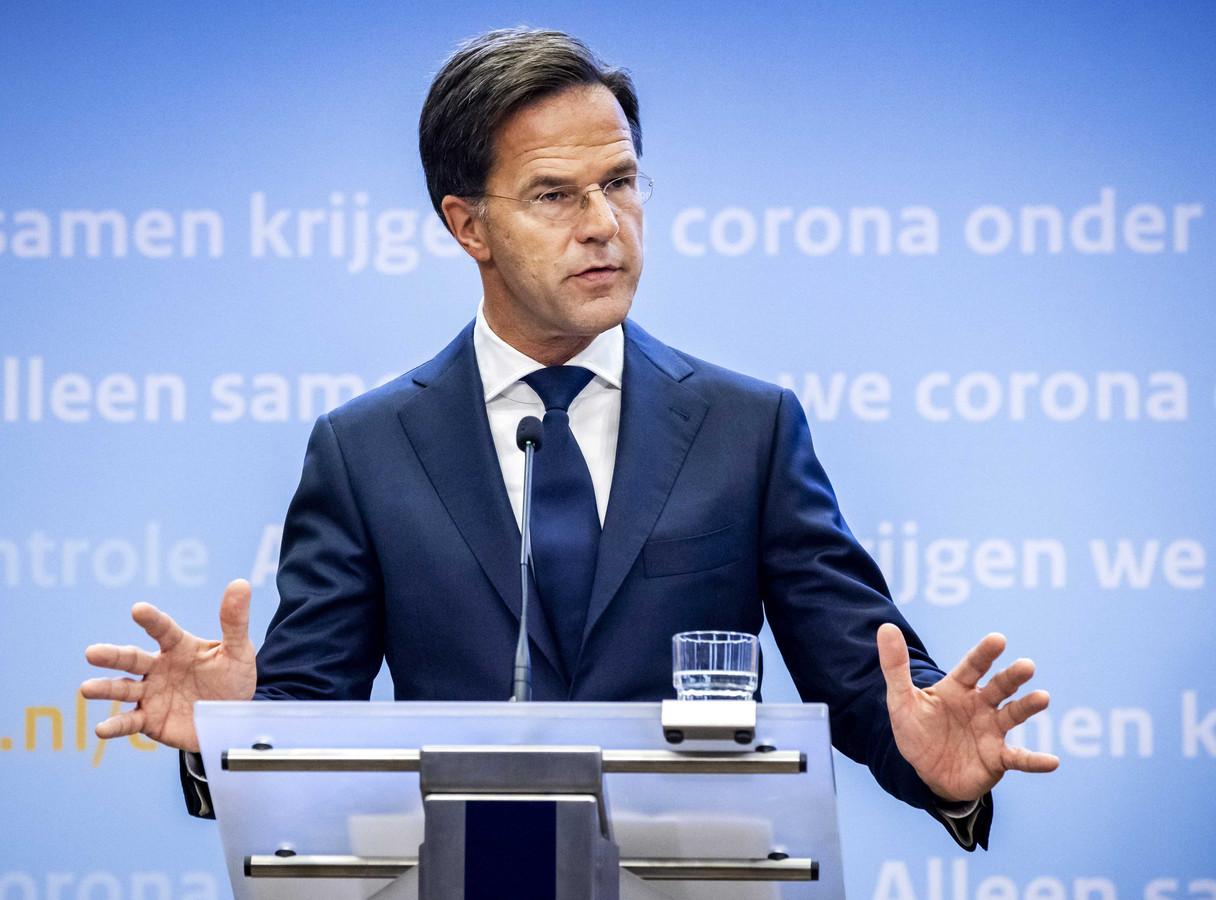 Rutte tegen voetbalsupporters: ‘Gewoon je bek houden’ | Foto | AD.nl