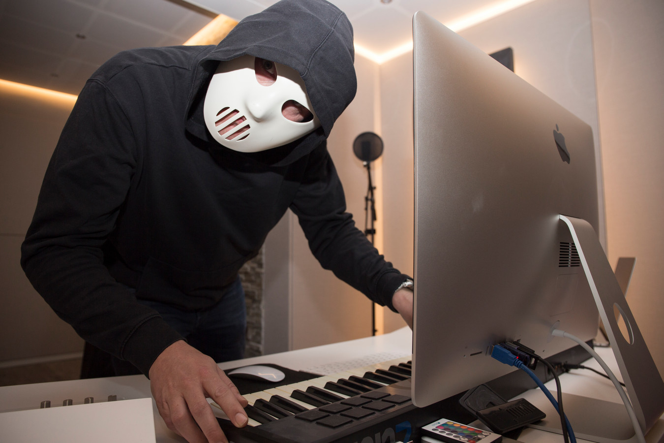 Gemaskerde DJ Angerfist: 'Mysterie is onderdeel van het succes' | Foto ...