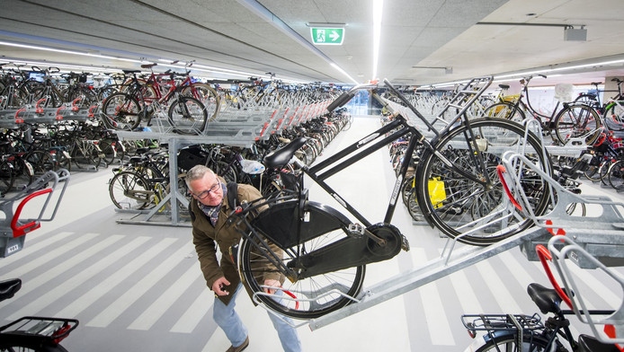 Nieuwe fietsenstalling Delft verwijdert 'langparkeerders' | Binnenland ...