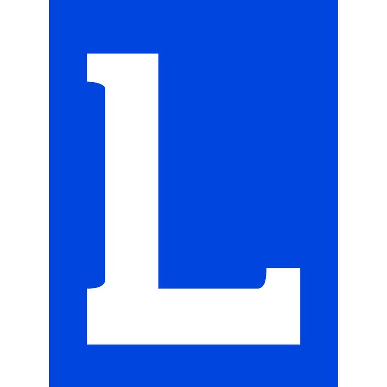 Leerling-bestuurder met vier inzittenden veroorzaakt ongeval tijdens ...