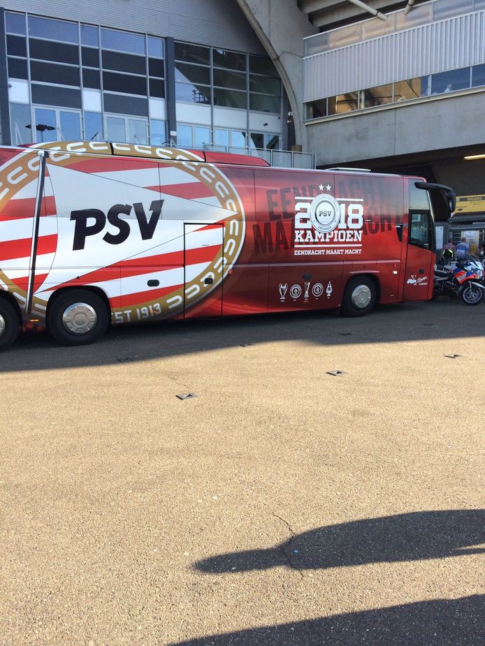 Kampioenschap PSV nu ook zichtbaar op spelersbus | PSV | ed.nl