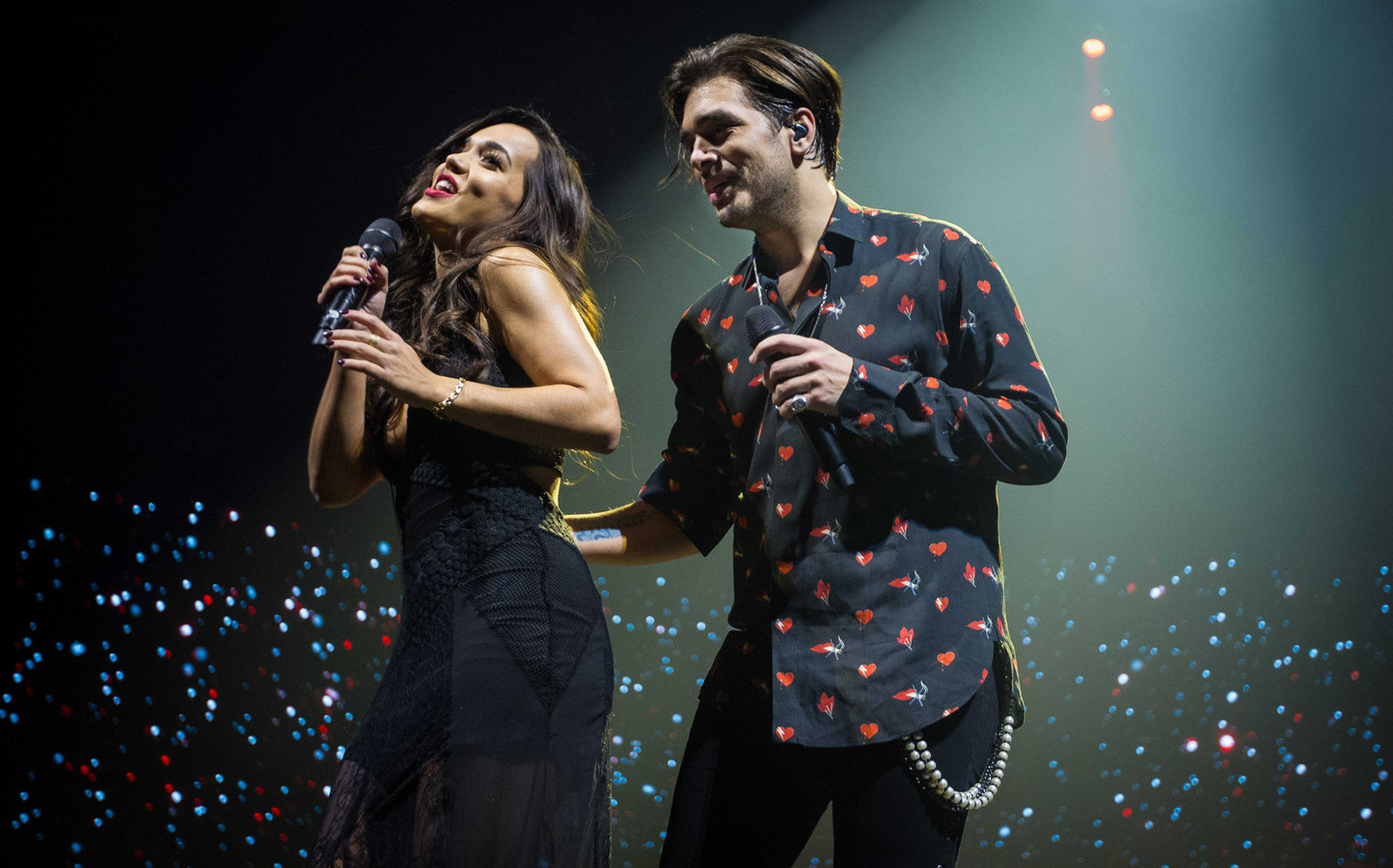 Bibi en Waylon romantisch op het podium tijdens concertreeks | Foto | AD.nl