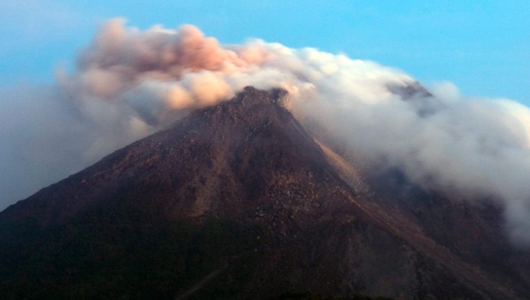 Vulkaan Merapi op Java barst uit | De Volkskrant