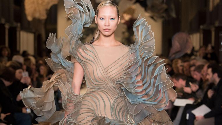 Mode-ontwerper Iris van Herpen: 'Ik zoek materiaal dat leeft' | Het Parool