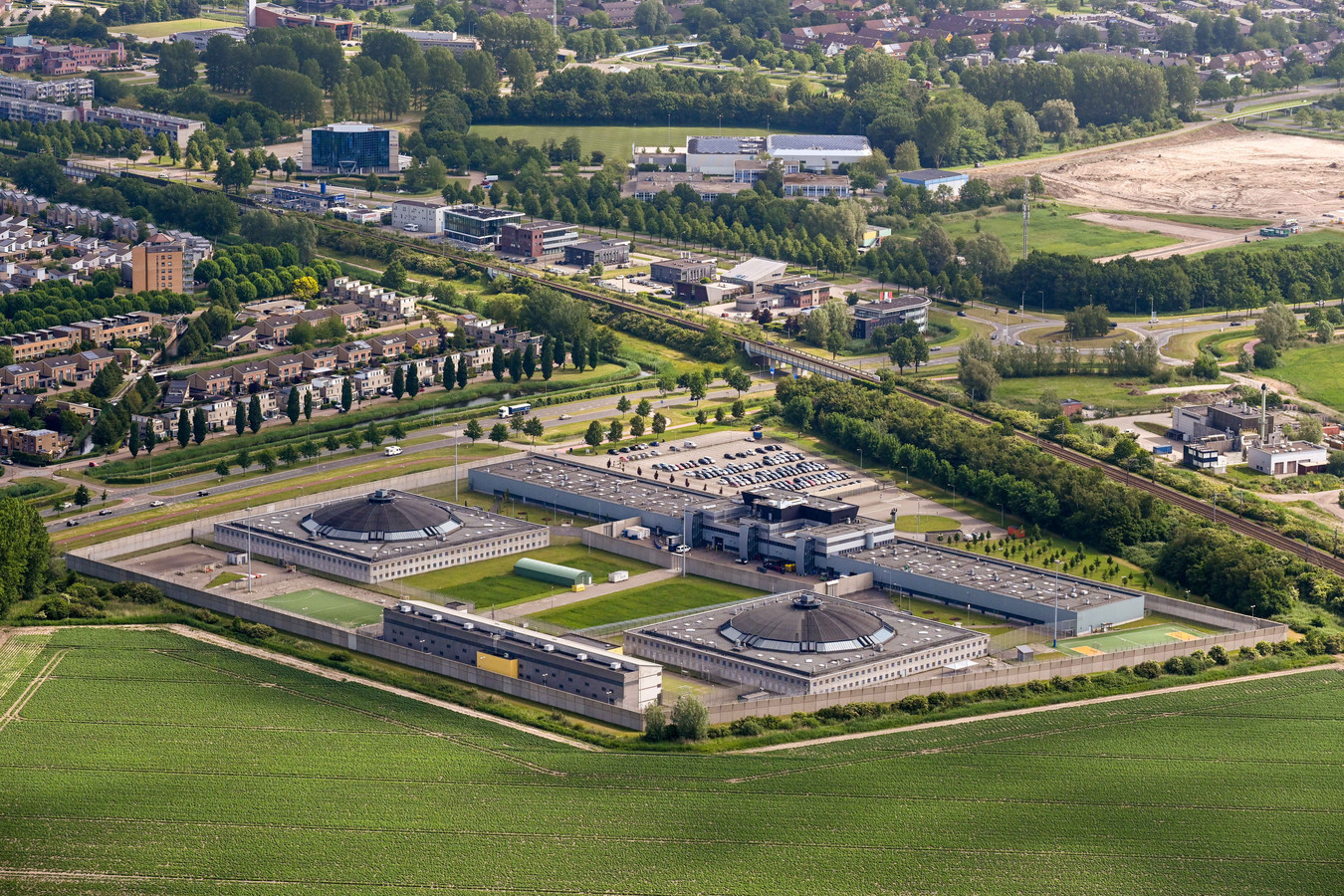 Wurgen en ‘smokkelbewaarder’: Wat is er aan de hand in gevangenis ... Wurgen en ‘smokkelbewaarder’: Wat is er aan de hand in gevangenis ...