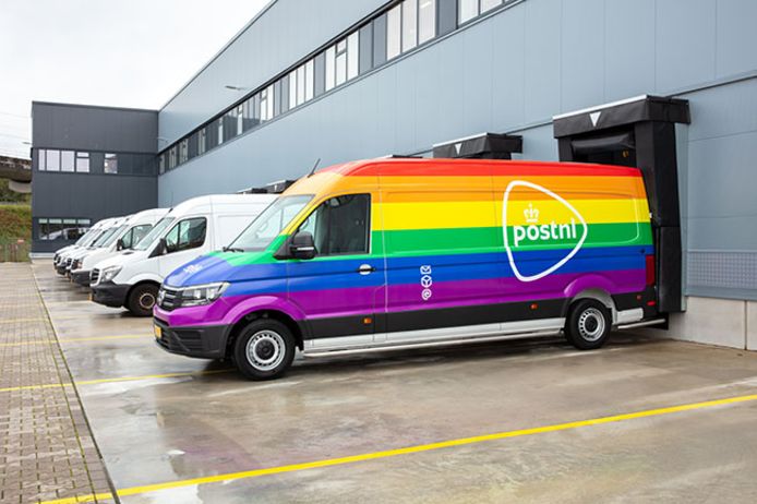 Regenboogbus van PostNL in Den Haag en Naaldwijk voor Coming Out Day ...