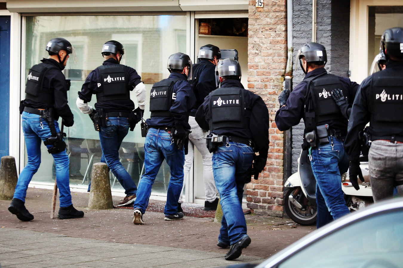 De invallen van de politie in Breda in 15 spectaculaire beelden | Foto | AD.nl