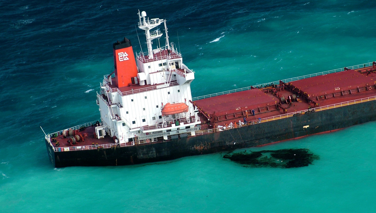 Vastgelopen schip lekt olie boven Great Barrier Reef | De Morgen