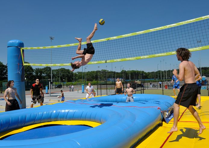 Bossaball, muziek en clubs voor jong en oud op eerste ...