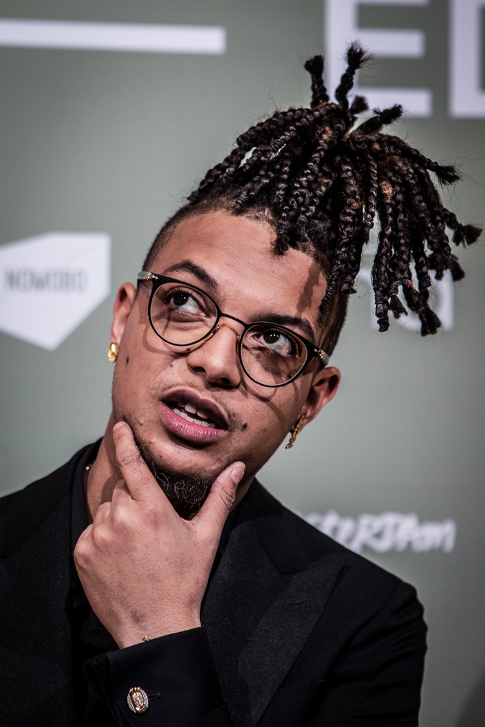 1 aprilgrap wordt serieus: standbeeld van Ronnie Flex | Rotterdam | AD.nl