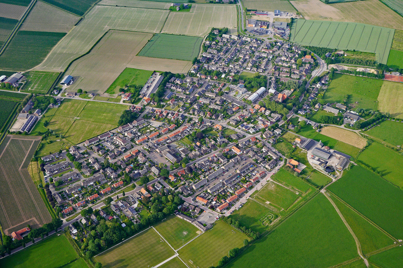 Bruggetjes over Leuthse sloten voor het wandelplezier | Foto ...