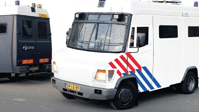 Nieuw ME-busje politie wordt 'herkenbaar' wit | Binnenland | AD.nl