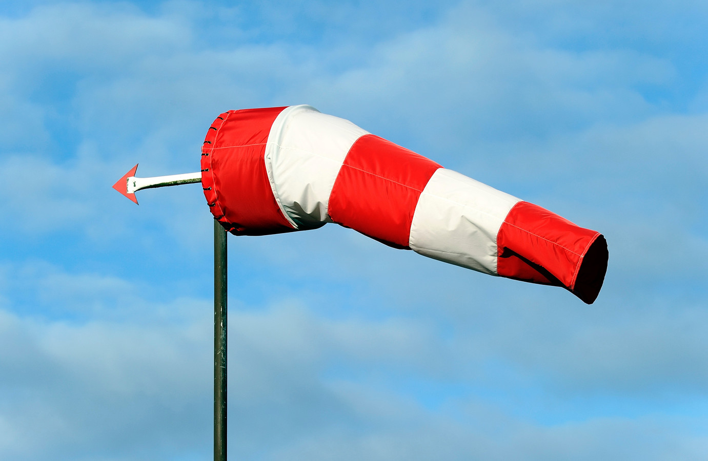 Overlast en schade in regio Arnhem en op A12 door harde wind | Foto ...
