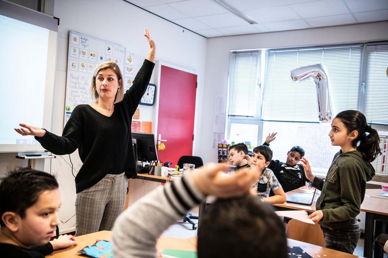 Juf Daisy staat niet voor maar mét de groep | Trouw