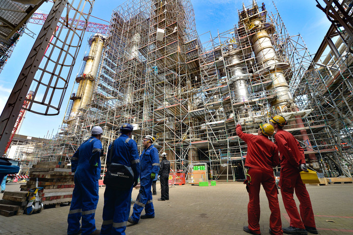 Shell Moerdijk legt fabriek stil voor groot onderhoud | Moerdijk ...