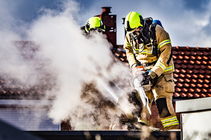 Brandweer zaagt dak open om vuur te blussen | Hoeksche Waard | AD.nl