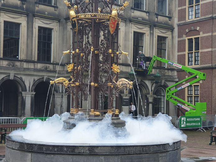 Fontein op het Binnenhof lijkt wel groot bubbelbad | Den Haag | AD.nl