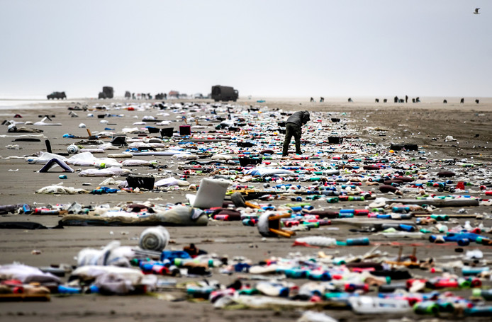 Een jaar na de containerramp: nog 800.000 kilo afval in zee - Afvalgids