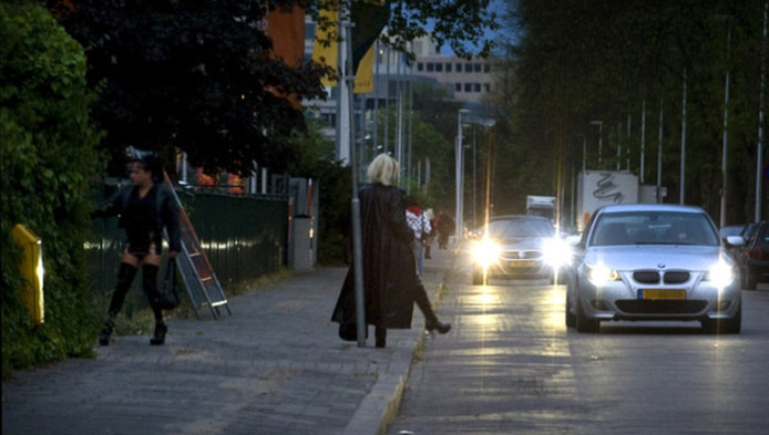 Pooier in cel laat alsnog vrouw tippelen in Utrecht | Utrecht | AD.nl