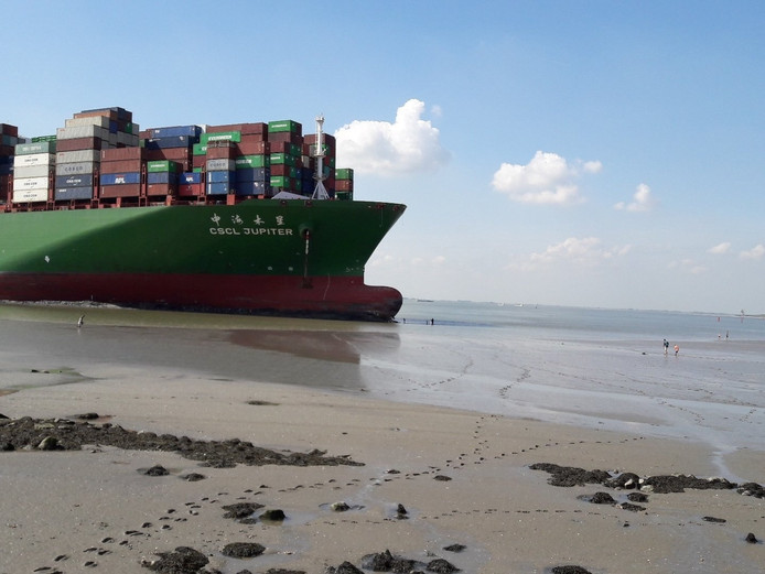 Containerschip CSCL Jupiter vastgelopen op Westerschelde | Zeeland | AD.nl