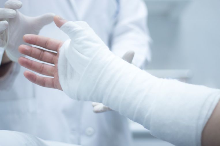 Pols uit het gips, en nu? | TROUW
