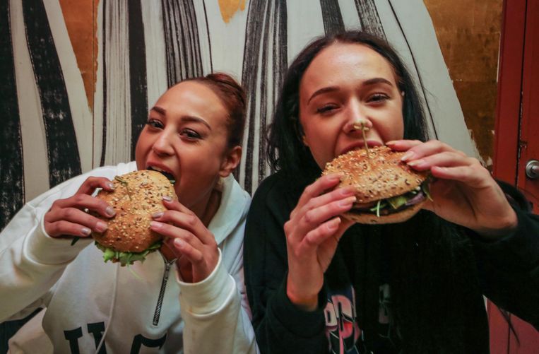 EXCLUSIEF: 'Temptation'-Zwanetta laat pauwveer tatoeëren op achterkant ...