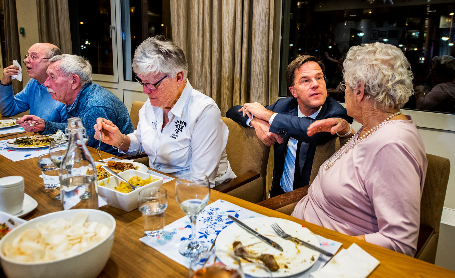 Mark Rutte: Ik wil zorg zoals in De Vijverhof | Foto | AD.nl