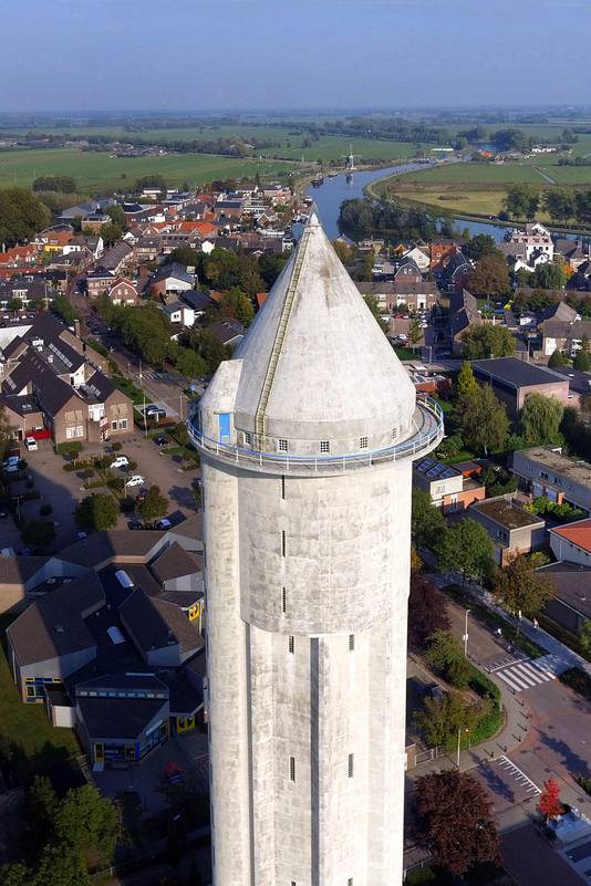 Groeten uit Meerkerk: de watertoren torent hoog boven het dorp uit ...