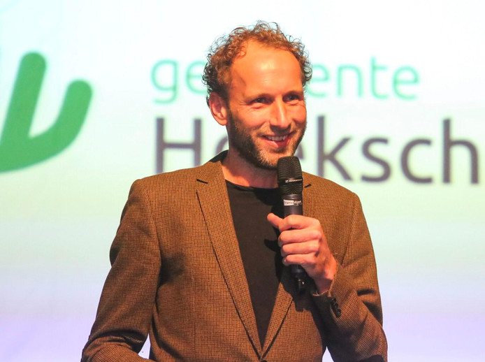 Studio Sport presentator Gert van 't Hof maakt de uitslag bekend ...