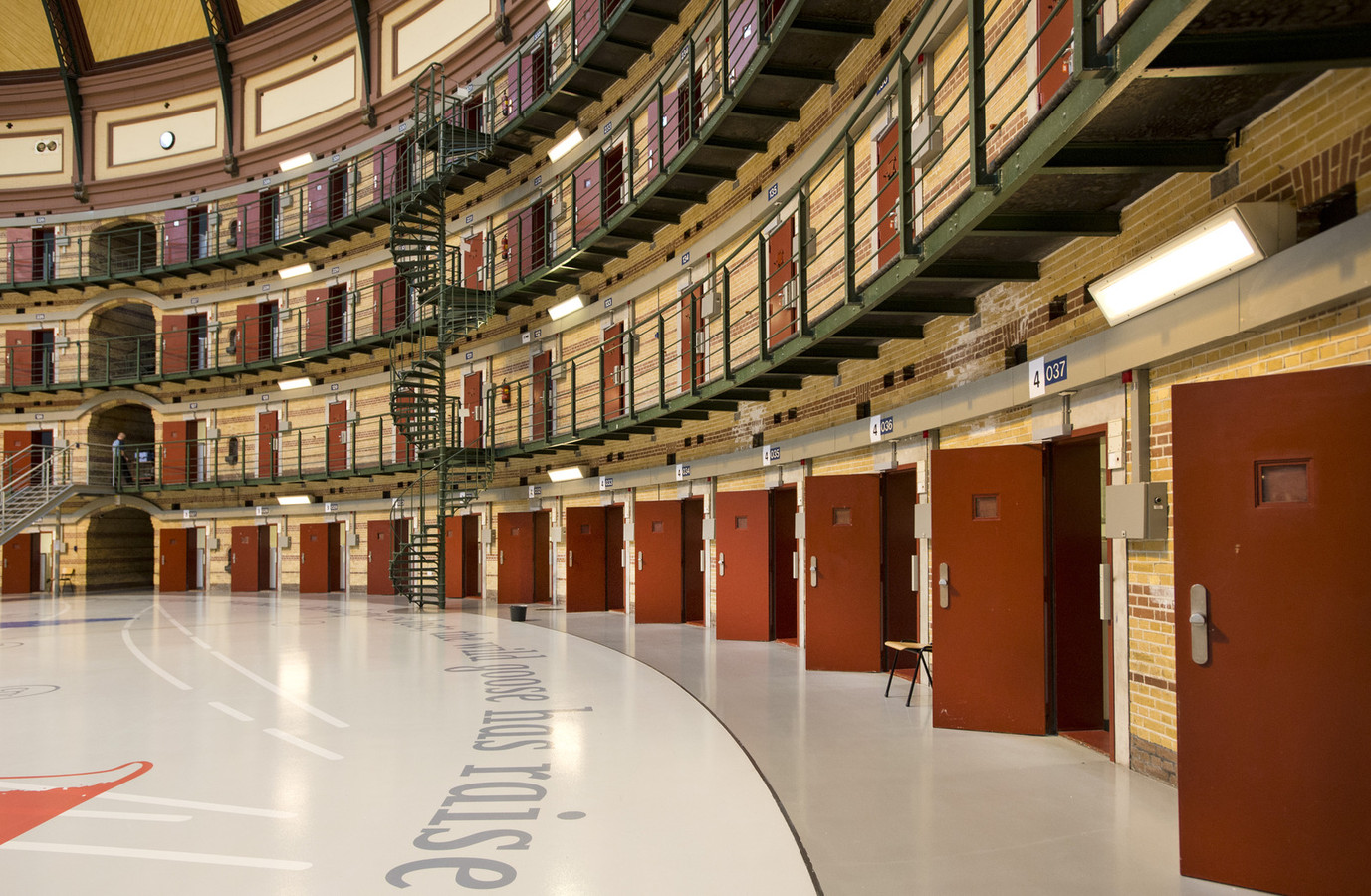 Tientallen mensen onwel in azc Arnhem | Foto | bd.nl