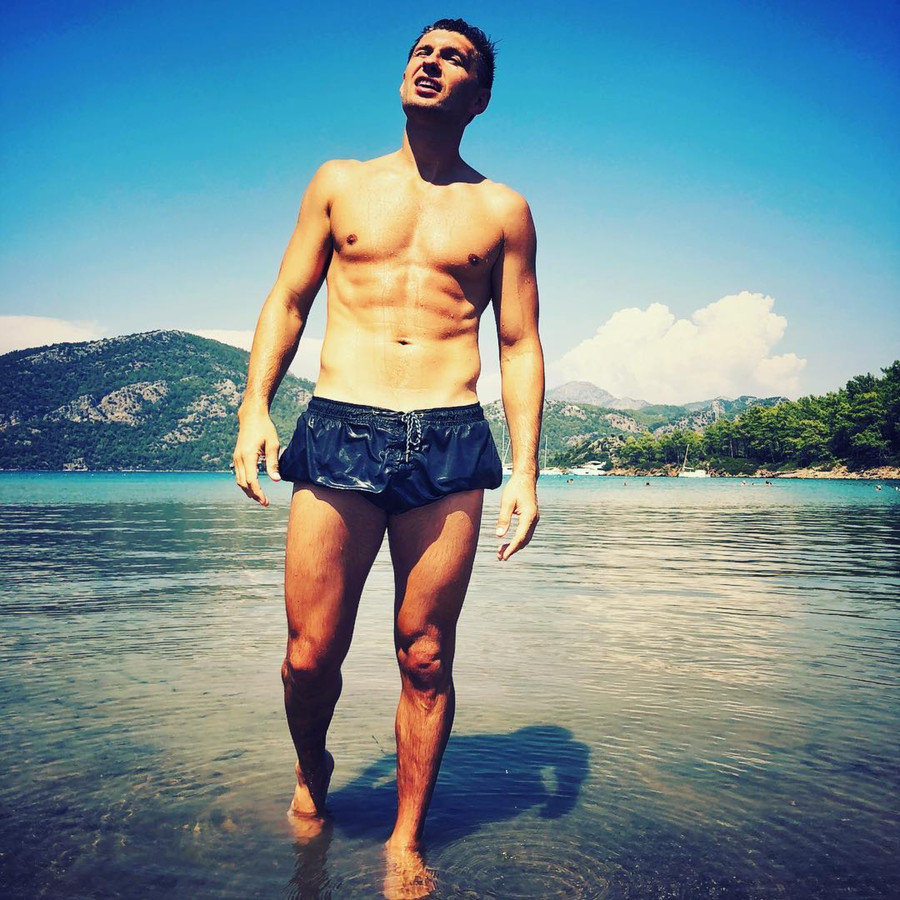 Levchenko viert vakantie, mascotte baalt van ADO-shirt | Foto | AD.nl