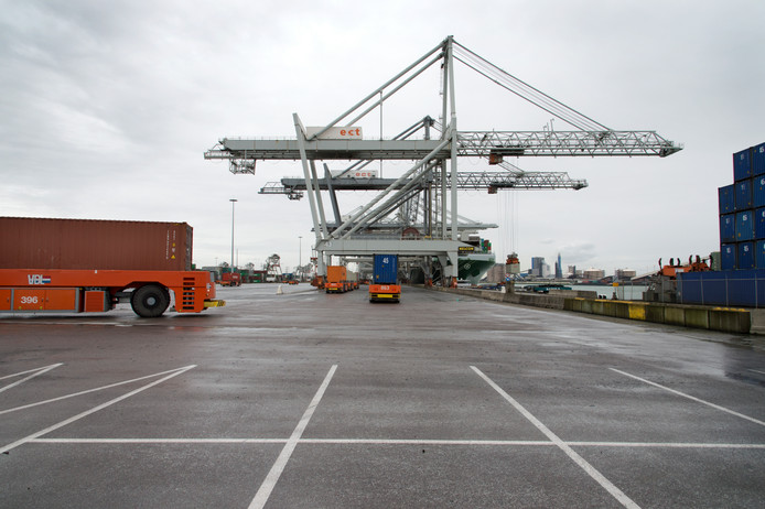 Man en vrouw aangehouden voor gesjoemel met toegangspassen ECT Delta ...