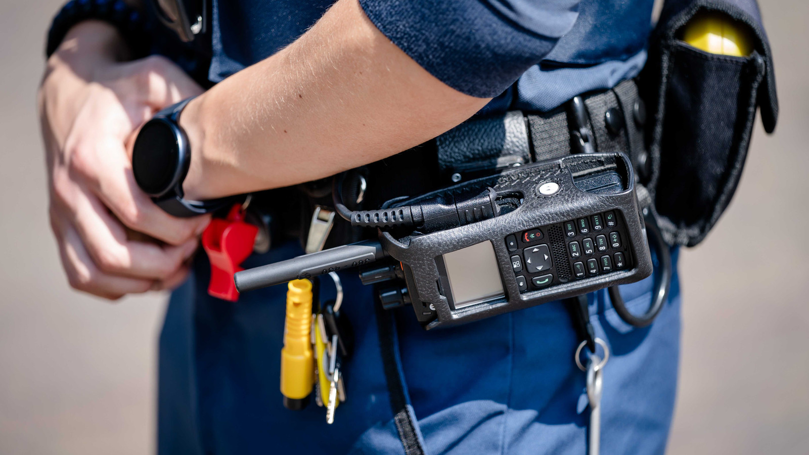 Halsema wil korte wapenstok voor Amsterdamse handhavers | Foto | AD.nl